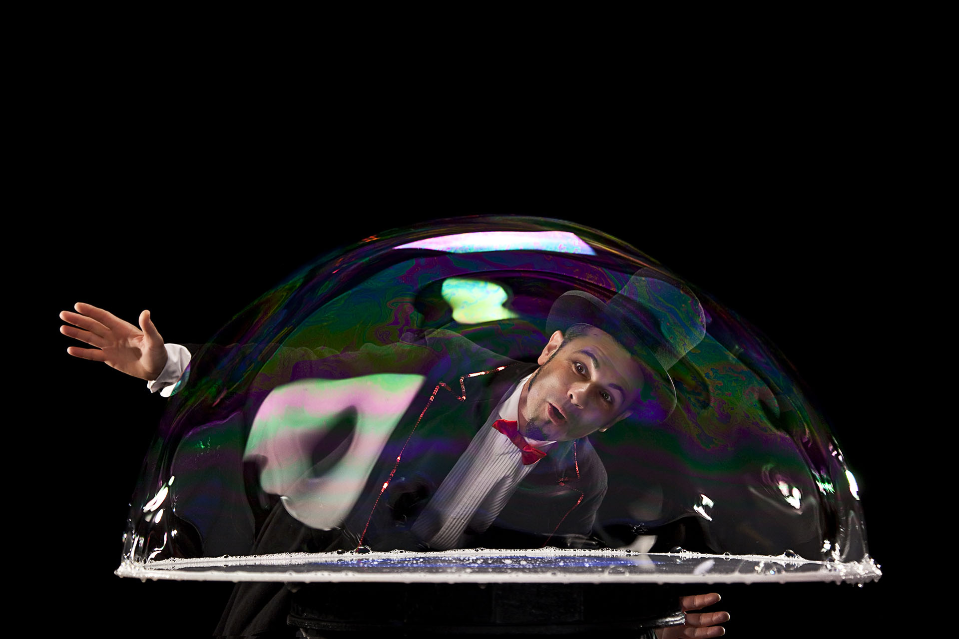 Michele Cafaggi dirige un travolgente concerto di bolle di sapone a ...