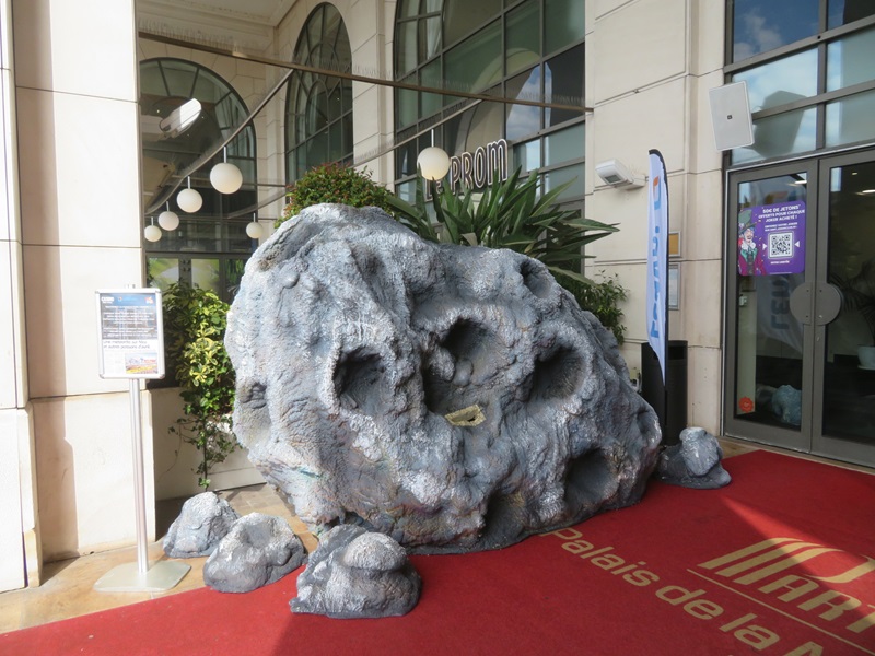 Nizza, la meteorite di Patrick Noia trasformata in un salvadanaio ...