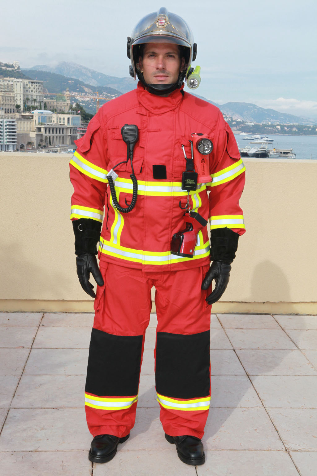 Nuova uniforme antincendio di ultima generazione per il pompieri di ...